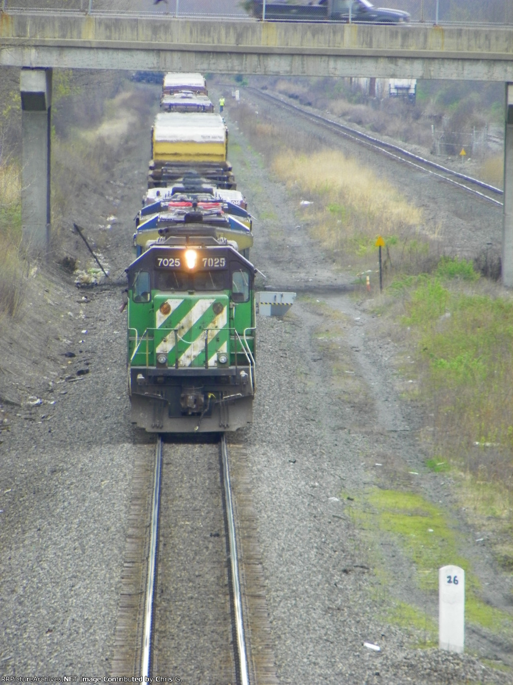 HLCX 7025 Ex BN Leads the Stopped CSXT Q377